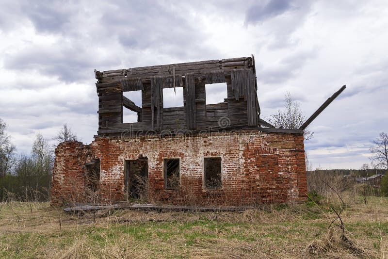 Destroyed lonely house stock image. Image of decay, farmhouse - 221183931