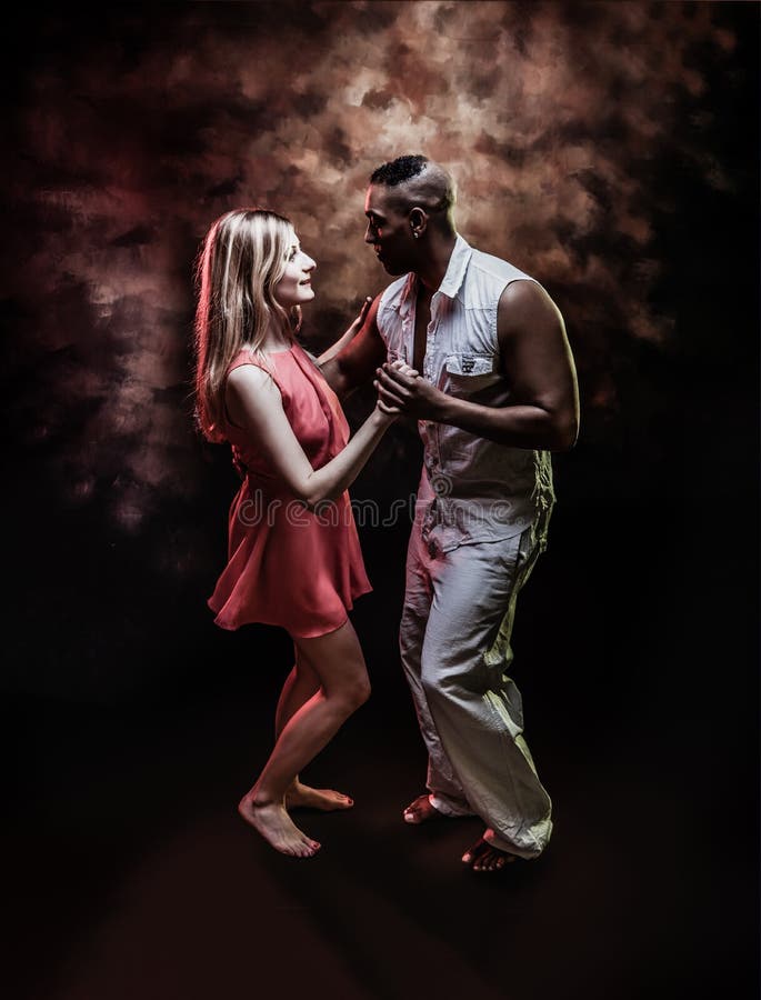 Det Unga Och Sexiga Paret Dansar Karibisk Salsa Fotografering För