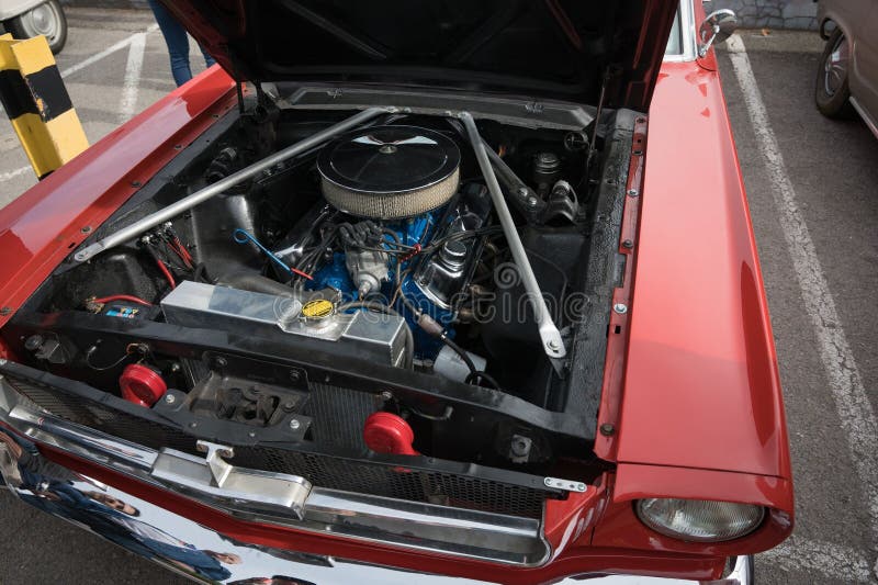 Carbureted V8 Engine of the First Generation Ford Mustang Editorial ...