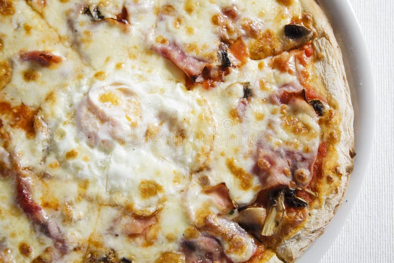 Detail van pizza met ei stock afbeelding. Image of baksel - 30894199