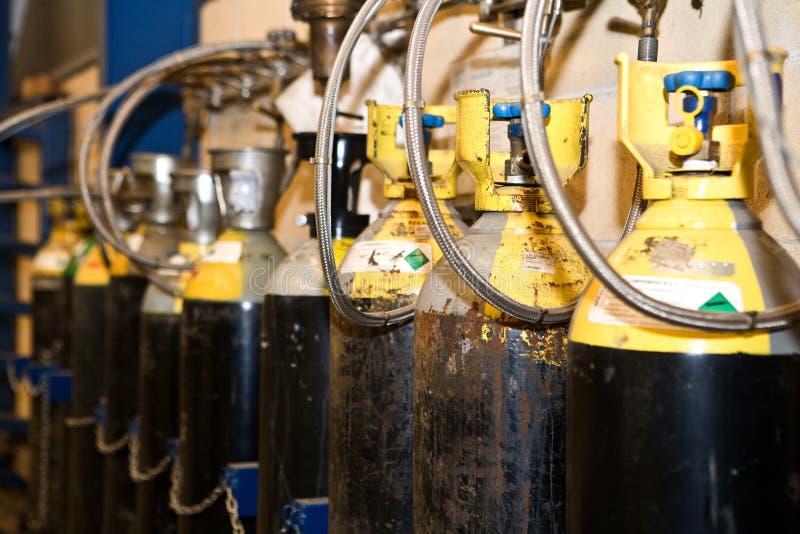 Gasflessen Voor Lassen Op Een Karretje Dichtbij Het Gebouw Stock ...