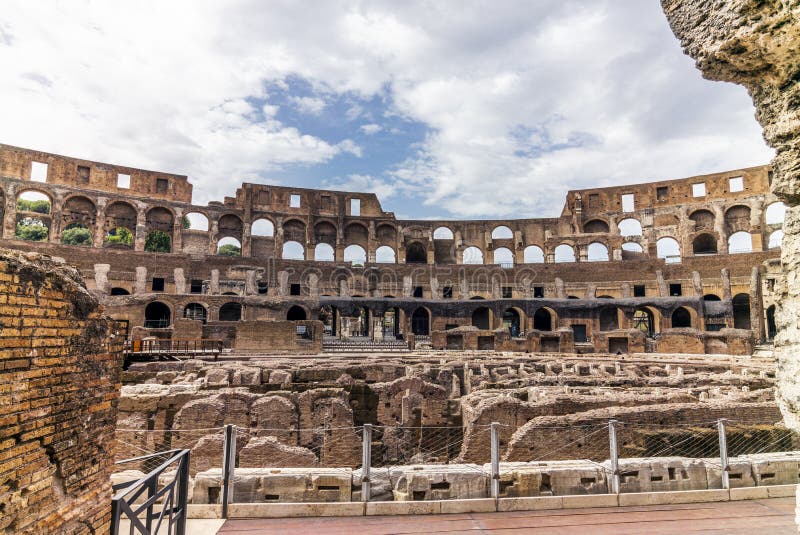 Details Van Het Colosseum-amfitheater in Rome Tijdens De Dag Dat Het ...