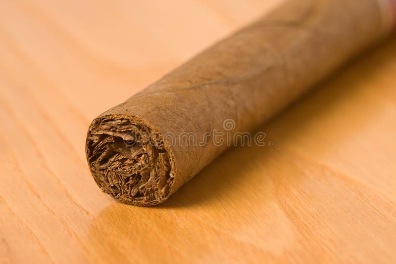 Charuto Cubano Luxuoso Na Tabela Branca Imagem de Stock - Imagem de ...