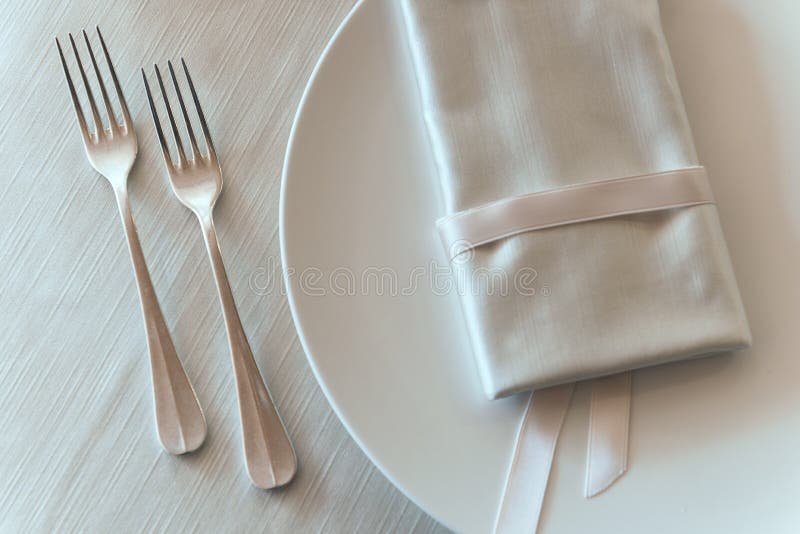 Detalhe De Um Conjunto De Tabelas Para Um Banquete Foto de Stock ... Detalhe De Um Conjunto De Tabelas Para Um Banquete Foto de Stock ...