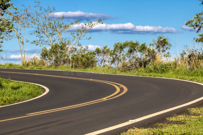 Detalhe De Uma Curva Da Estrada Pavimentada Foto de Stock - Imagem de ...