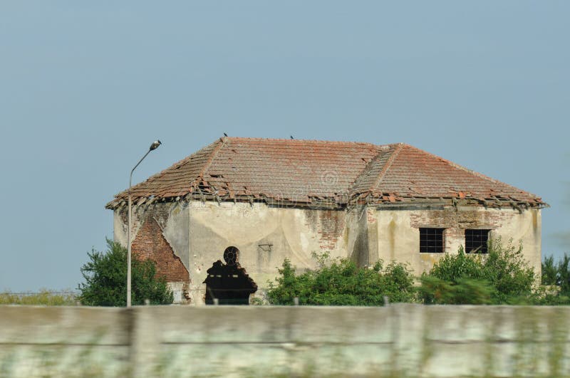 Casa deteriorada imagem de stock. Imagem de detalhe - 119987865