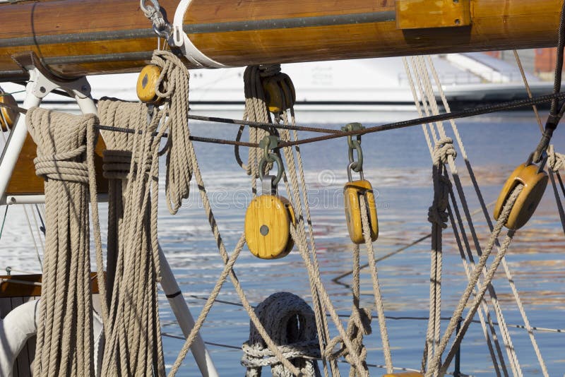 Detalhe Das Polias E Das Cordas Do Sailboat Imagem de Stock - Imagem de ...