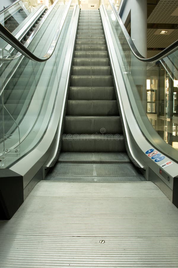 Detalhes de escada rolante foto de stock. Imagem de escadas - 6335716