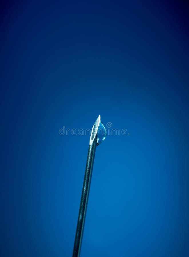 Detalle De Una Aguja Esterilizada Azul. Imagen de archivo - Imagen de ...