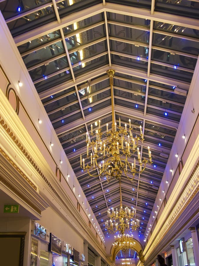 Detalle Del Centro Comercial Del Techo Imagen de archivo - Imagen de ...