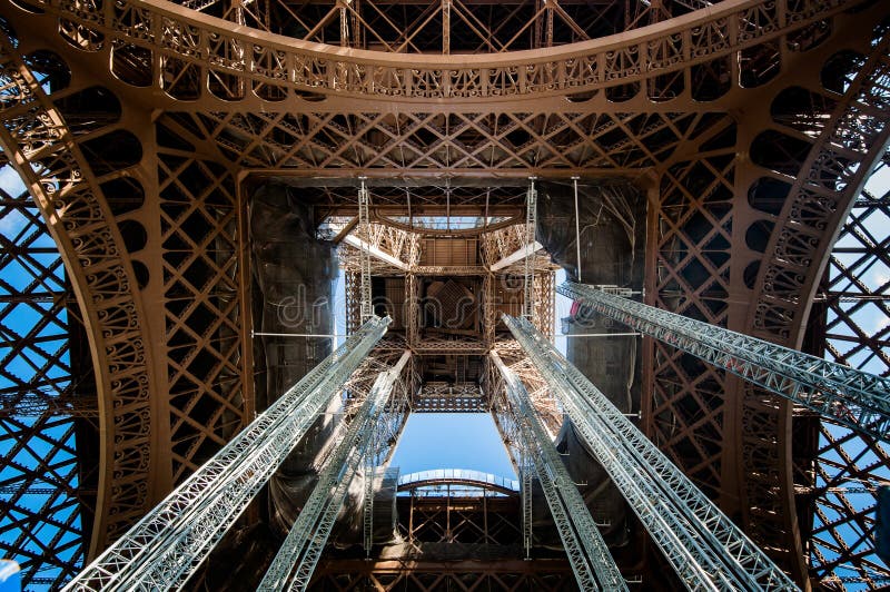 Torre Eiffel interior imagen de archivo. Imagen de interior - 12659507