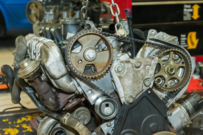 Motor Colgado En El Gancho De La Grúa En El Servicio De Reparación De ...