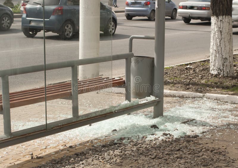 Detener El Transporte De Vidrio Roto Esperando El Transporte Imagen de ...