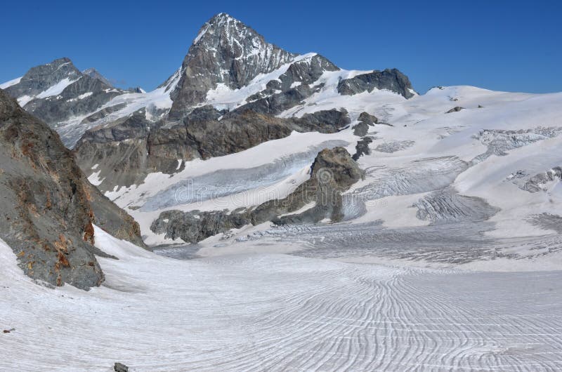 Deuk Blanche stock afbeelding. Image of bergen, hoog - 35002603
