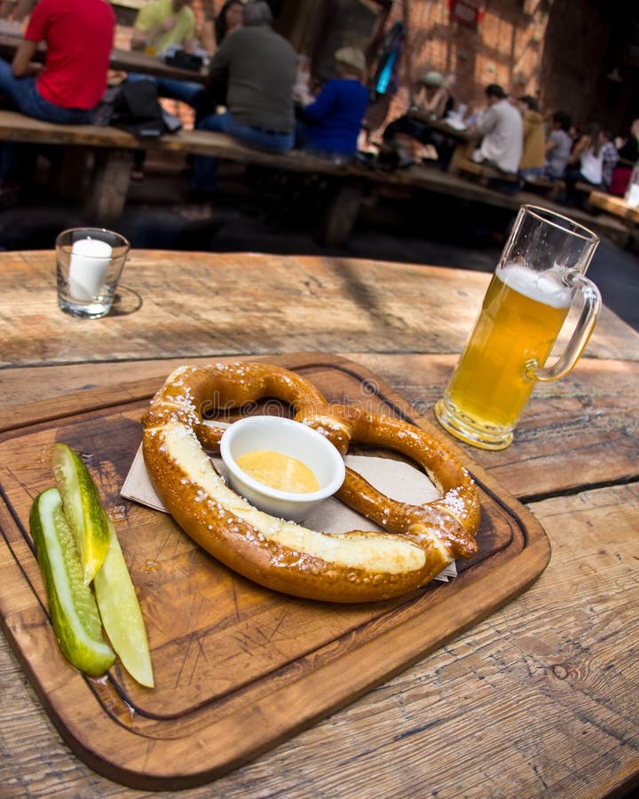 Bayerisches Bier Und Brezel Am Biergarten Stockbild - Bild von garten ...