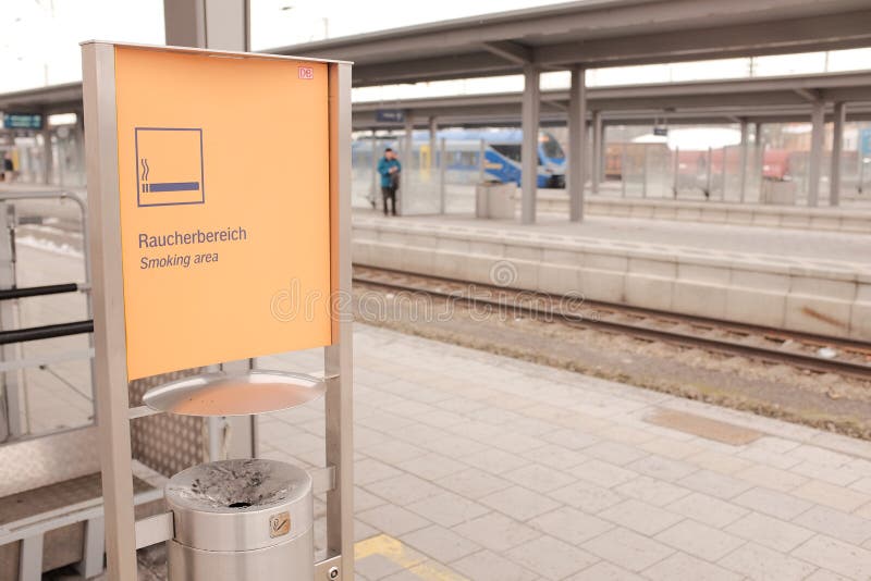 Raucherzonezeichen Mit Ikone Und Pfeil, Der Auf Raucherzone Zeigt ...