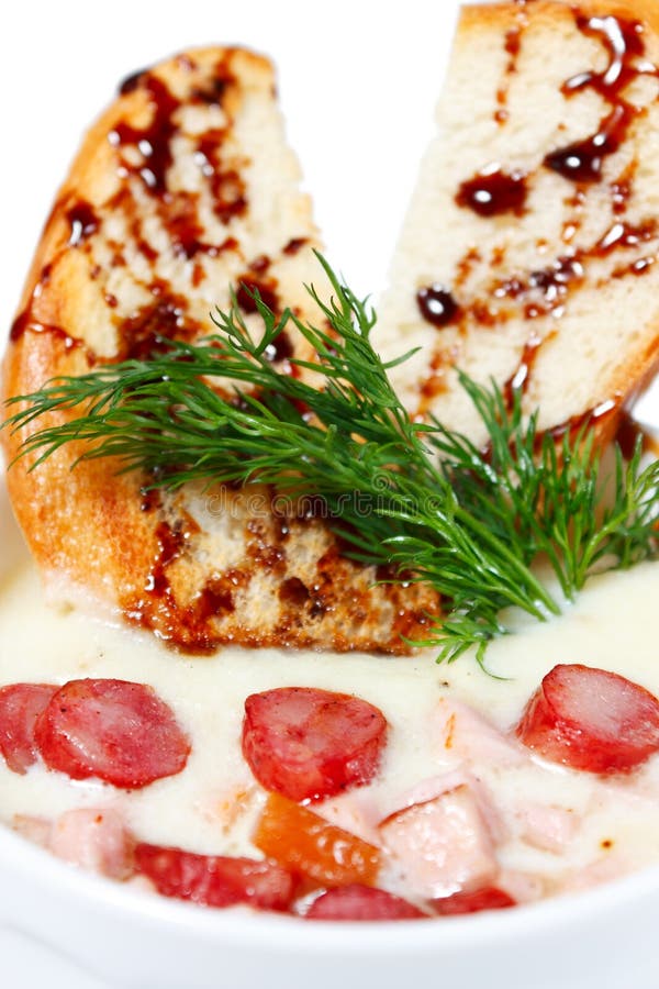 Deutsche Suppe Mit Wurst, Speck Und Toast Stockbild - Bild von deutsch ...