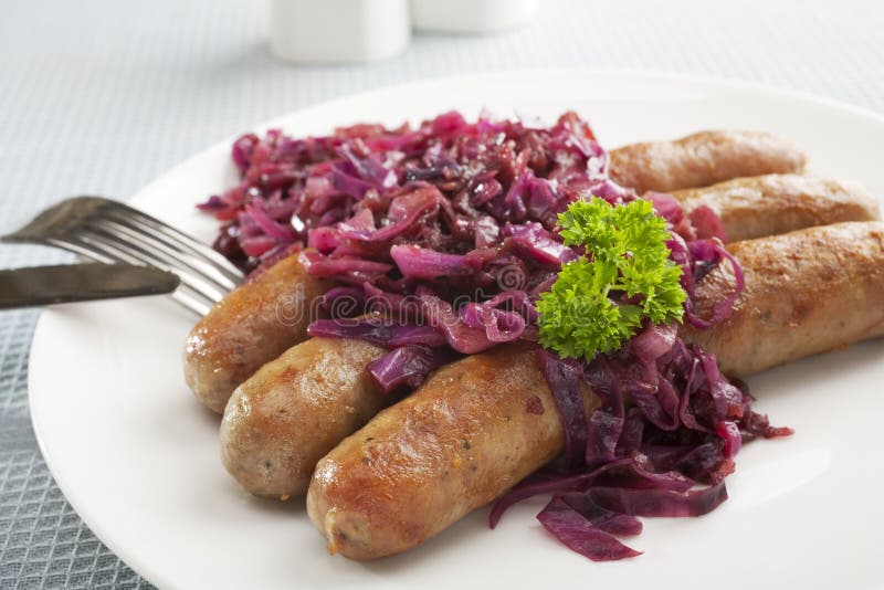 Deutsche Thuringer Bratwurst Mit Rotkohl Stockbild - Bild von farbe ...