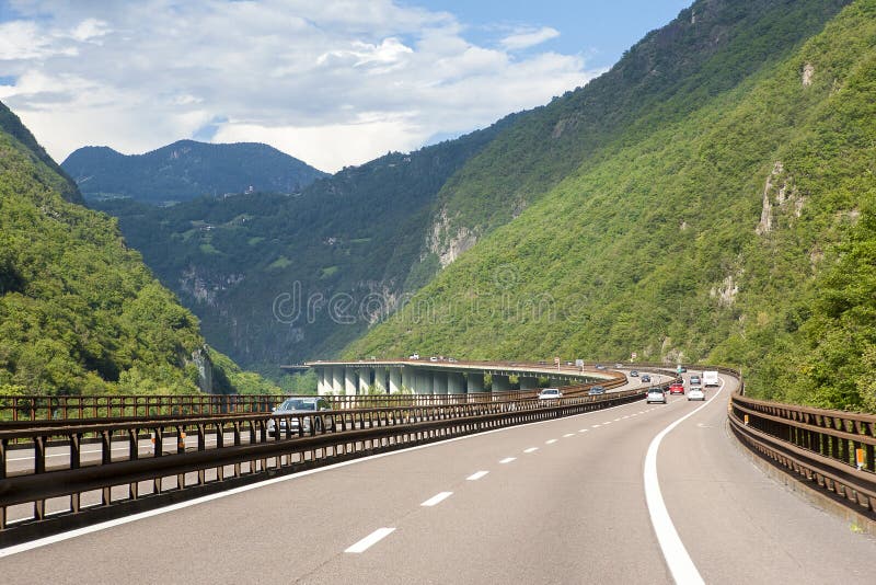 Deutscher Autobahn in Den Bayerischen Alpen Redaktionelles Stockfoto ...