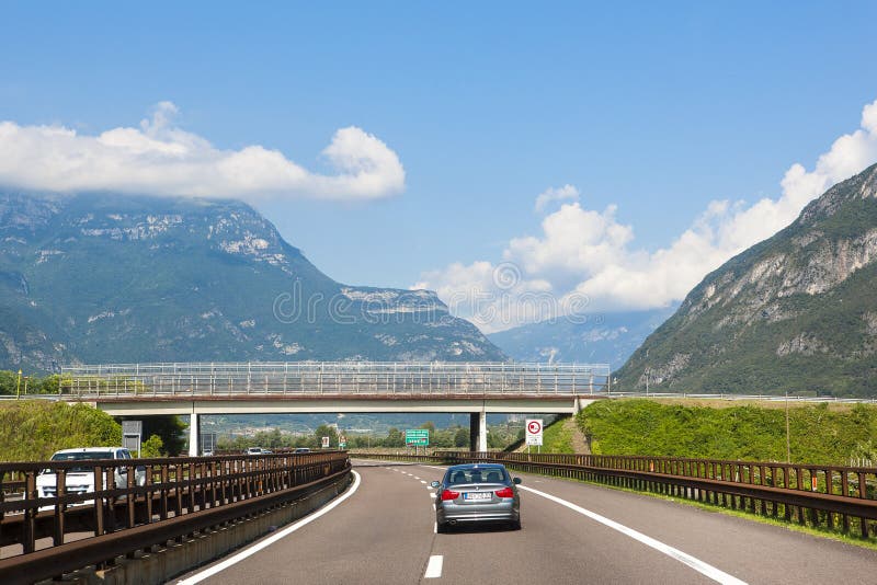 Deutscher Autobahn in Den Bayerischen Alpen Redaktionelles Stockfoto ...