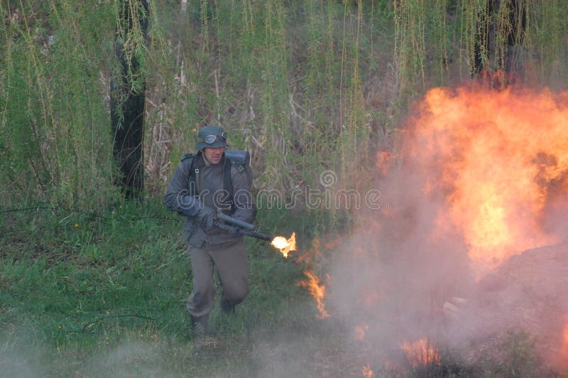 Deutscher Soldat Mit Flammenwerfer Stockfoto - Bild von deutscher ...