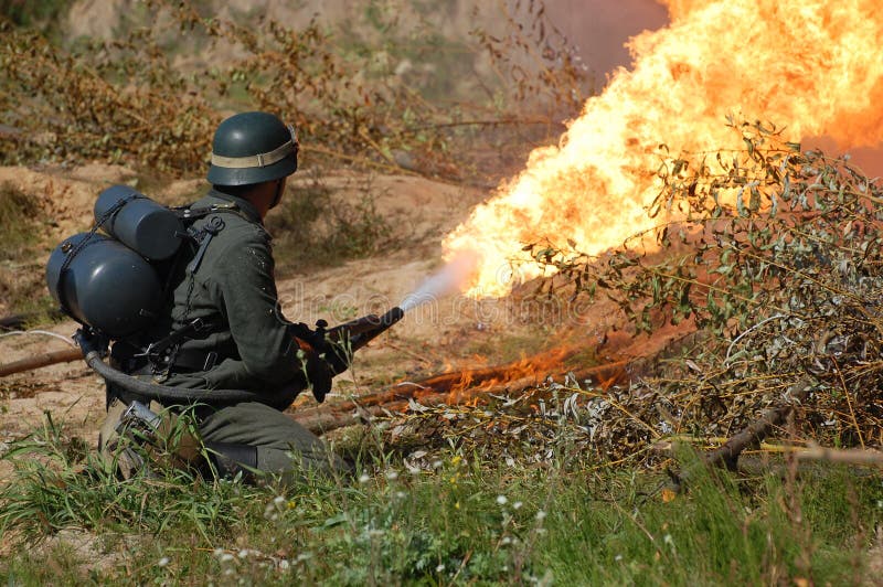 Deutscher Soldat Mit Flammenwerfer Stockbild - Bild von flammenwerfer ...