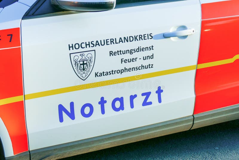 Deutsches Notdoktor Notarzt Auto Steht Auf Einem Krankenhaus ...