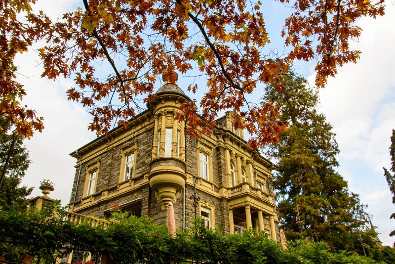 Deutsches Landhaus in Der Herbstlandschaft Stockfoto - Bild von ...