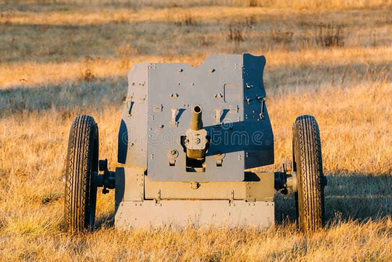 Deutsches Panzerabwehr- Gewehr PAK 36 Auf Dem Gebiet Stockfoto - Bild ...