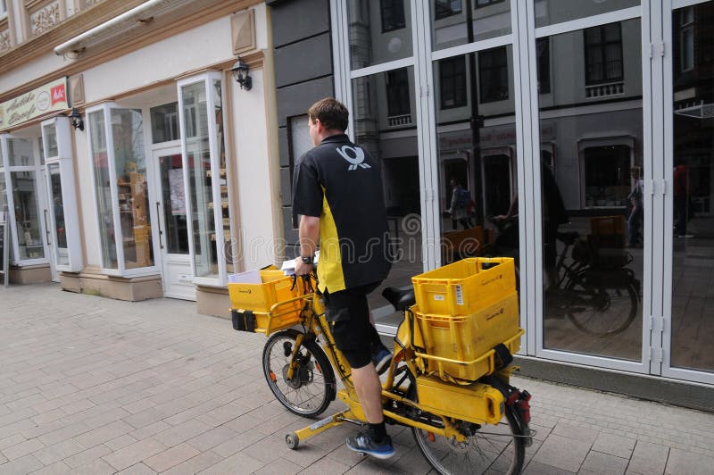 Het Duitse Embleem Van Deutsche Post Van De Postdienst Op Een Gele ...