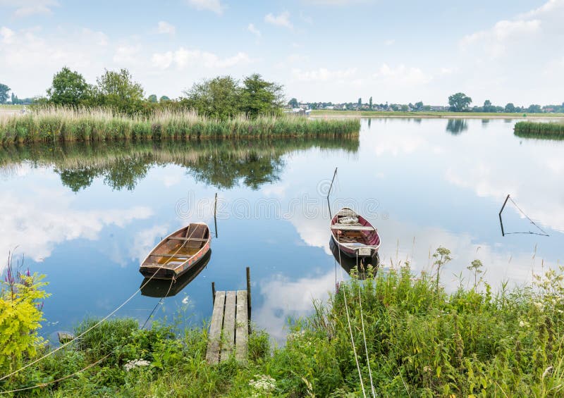 Bateaux d'aviron amarrés image stock. Image du métal - 42788705
