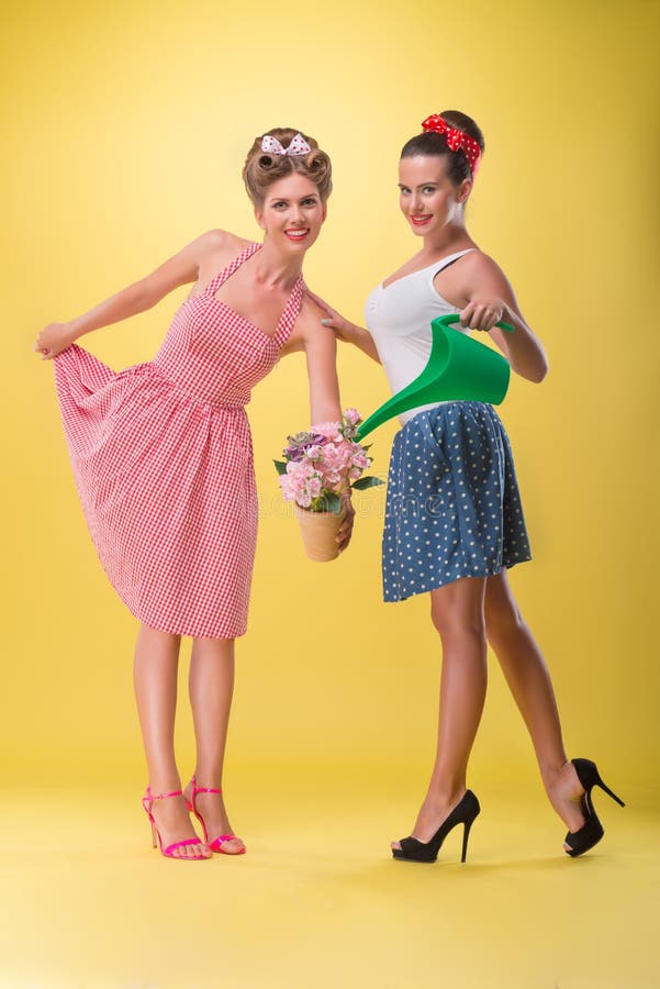 Belle Fille Avec Le Joli Sourire Dans Le Type De Pin Up Photo Stock