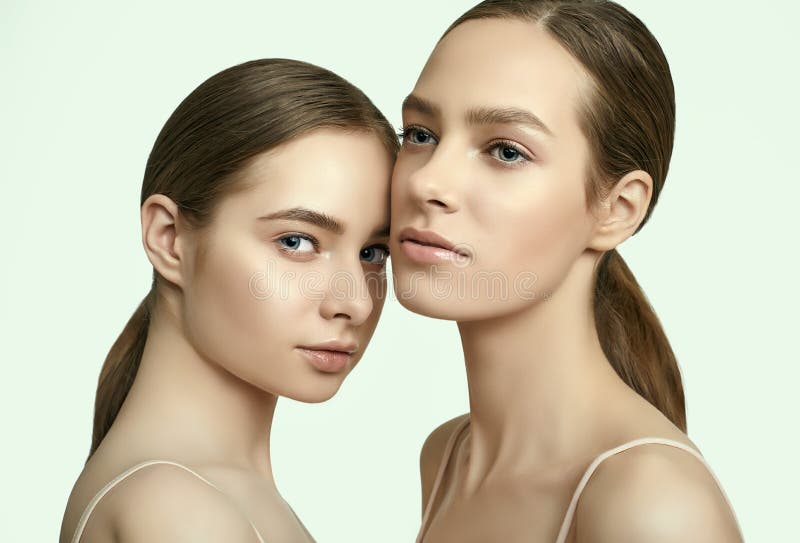 Deux Belles Jeunes Filles Sensuelles Avec La Peau Propre De Nouveau
