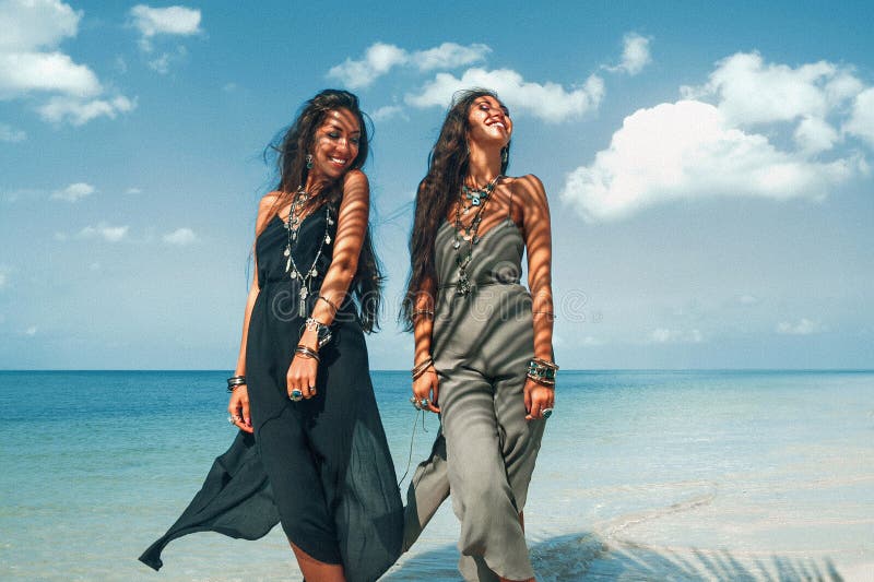 Deux Belles Jeunes Femmes Soeurs Jumelles En Bikini Assis Sur Le Sable