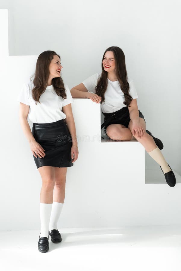 Deux Belles Soeurs Jumelles Posant Blanc Fond Portrait Complet Image