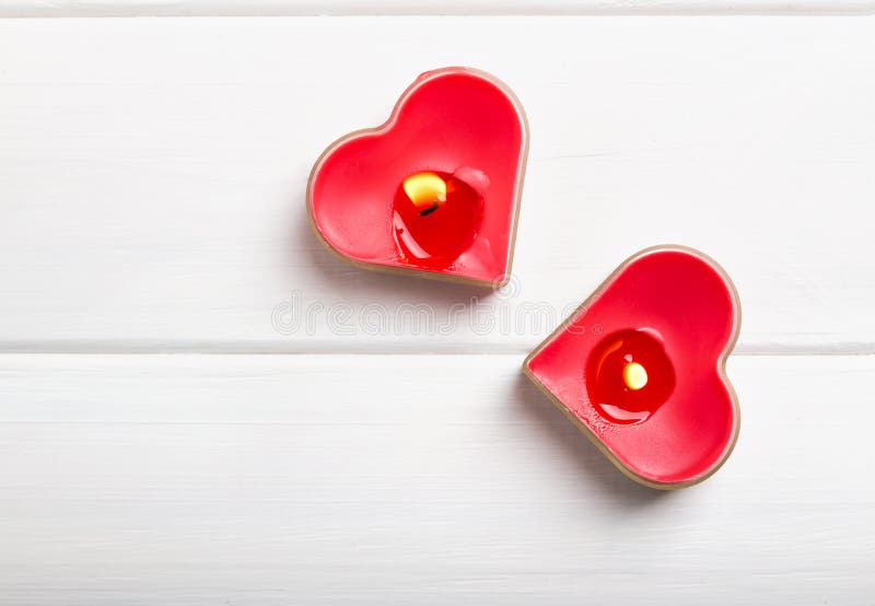 Deux Bougies En Forme De Coeur Rouges Sur La Table Blanche, Image stock ...