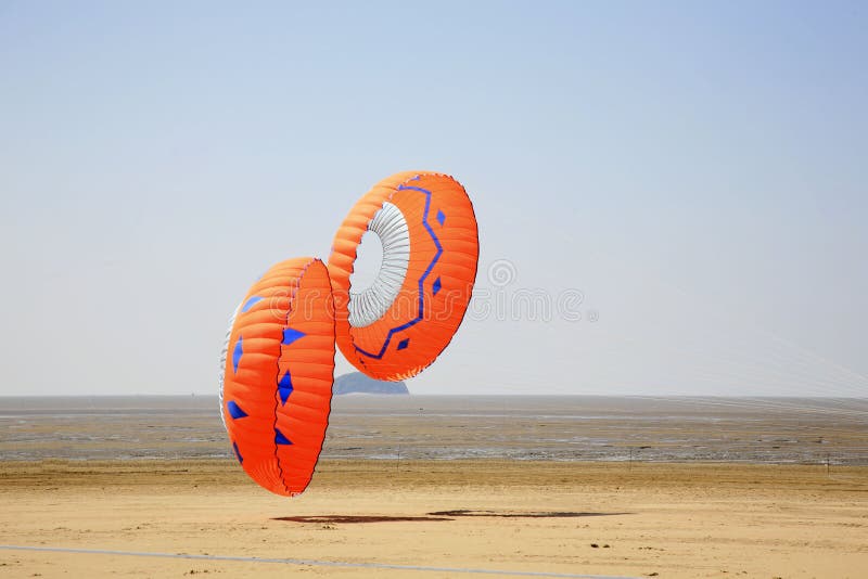 Deux cerfs-volants ronds photo stock. Image du ours, drapeau - 32192028