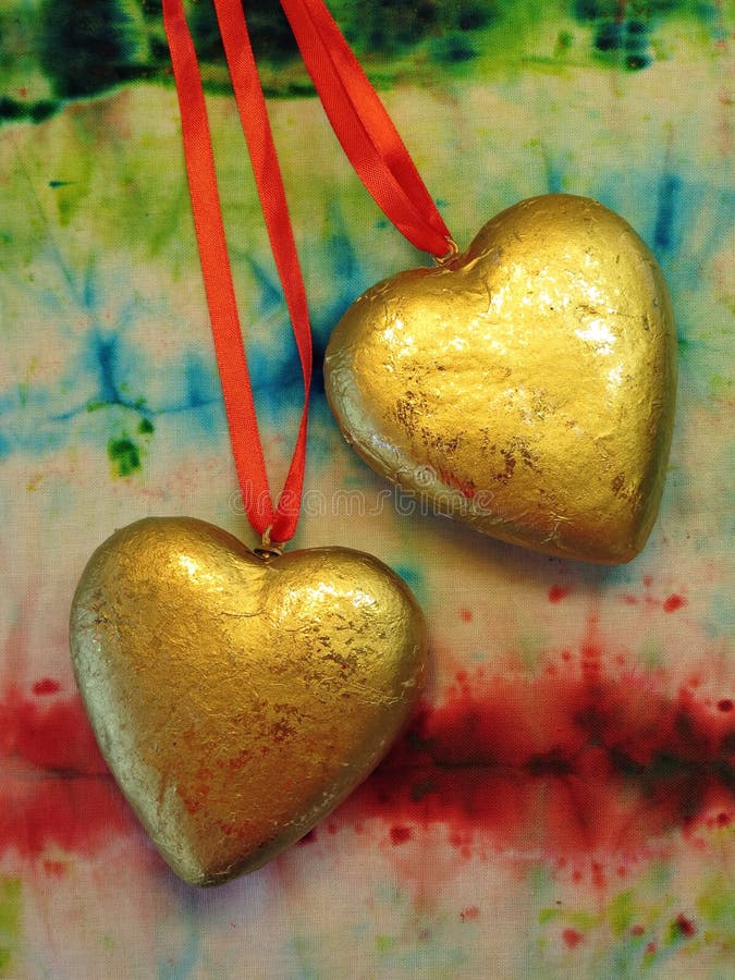 Deux coeurs d'or image stock. Image du substance, rouge - 36984787