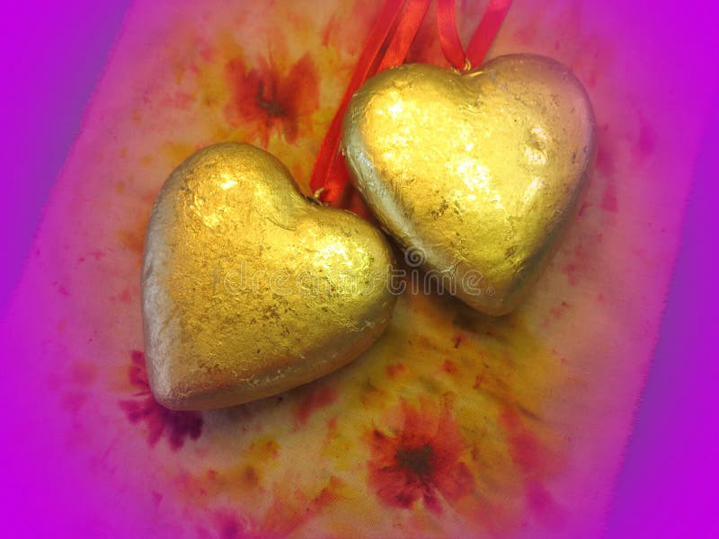 Deux coeurs d'or image stock. Image du substance, rouge - 36984787
