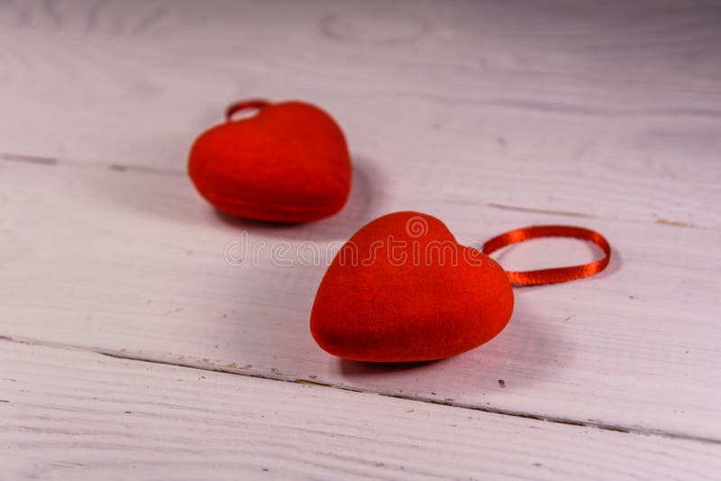 Deux Coeurs Rouges Sur Une Table En Bois Blanche Photo stock - Image du ...