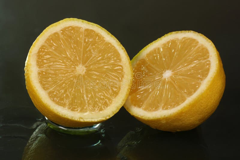 Demi De Citrons Sur La Porcelaine Image stock - Image du citrique ...