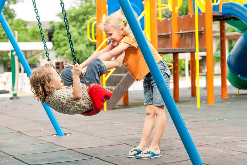 Deux Enfants Heureux Sur Le Terrain De Jeu Photo Stock Image Du