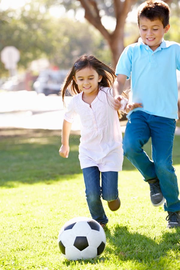 Deux Enfants Jouant Au Football Ensemble Image stock - Image du sourire ... Deux Enfants Jouant Au Football Ensemble Image stock - Image du sourire ...