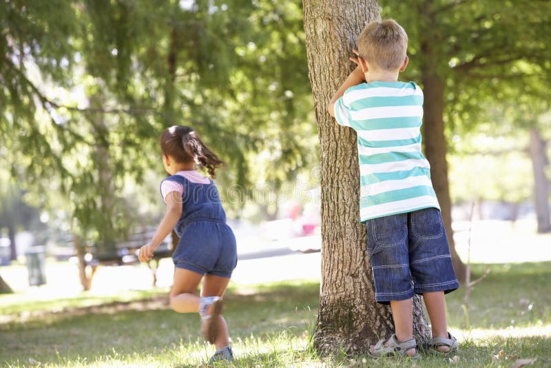 Deux Enfants Jouant Le Cache-cache En Parc Image stock - Image du frère ...