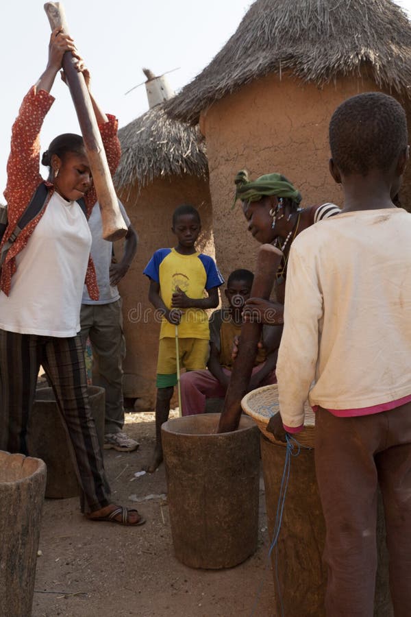 Pilon africain (pilon) photo stock. Image du affaires - 35795640