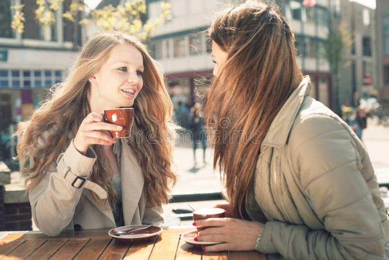 Deux femmes dans un café photo stock. Image du amitié - 31185100