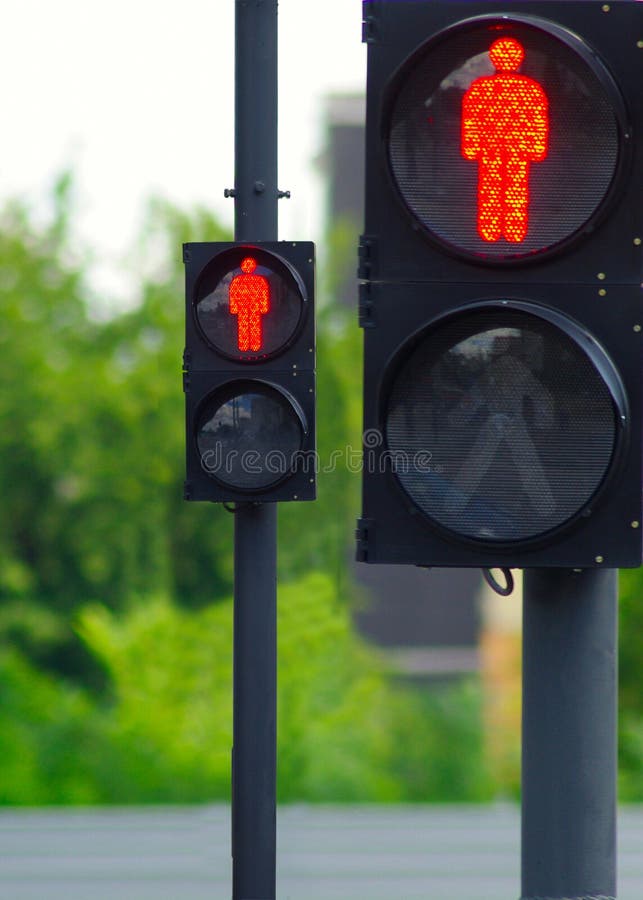 Deux feux de signalisation photo stock. Image du ville - 25497942