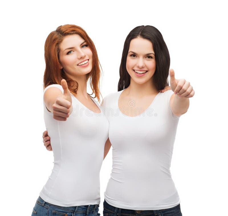 Deux Filles Dans Des T Shirts Blancs Montrant Des Pouces Image Stock
