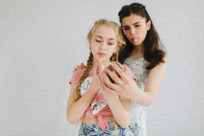 Deux Filles De Ladolescence Urbaines Posant En Parc Photo Stock