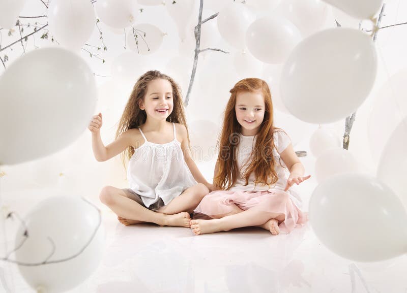 Deux Filles Joyeuses Jouant Ensemble Image Stock Image Du People
